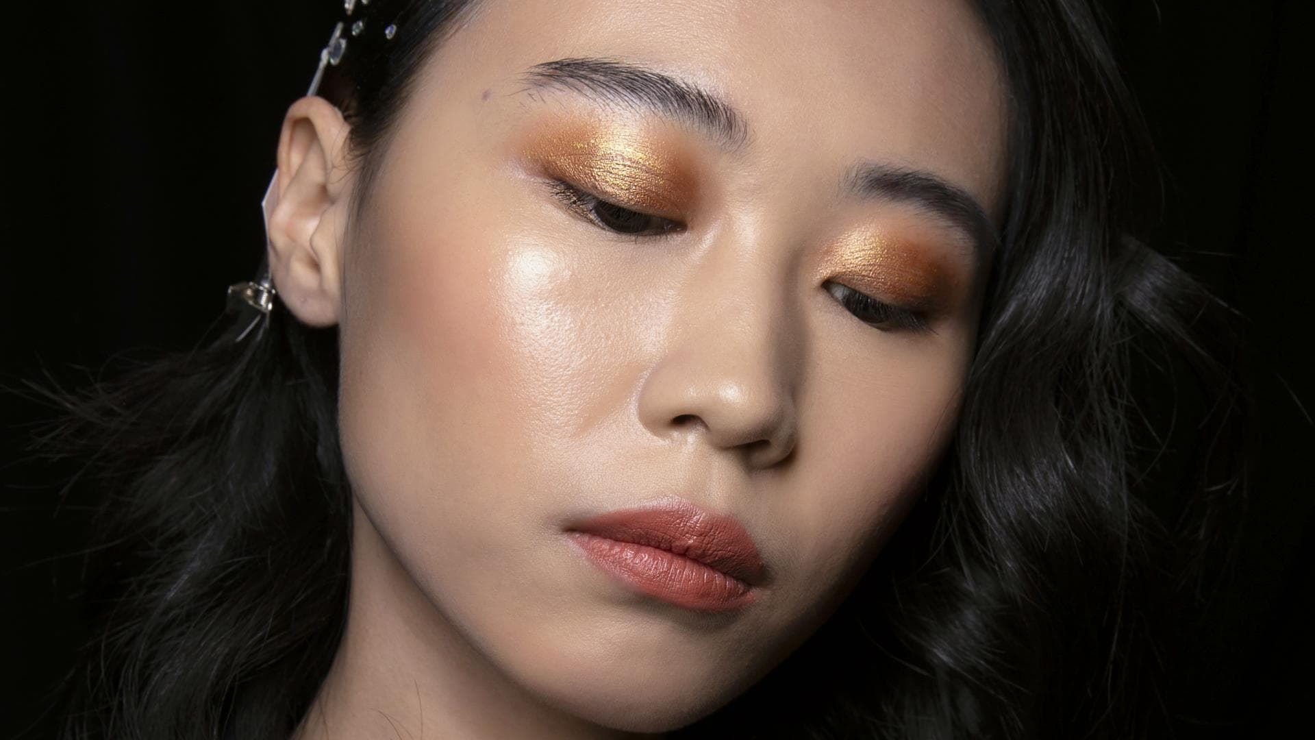 Der Make-up-Trend "Halo Eyeshadow" lässt deine Augen strahlen