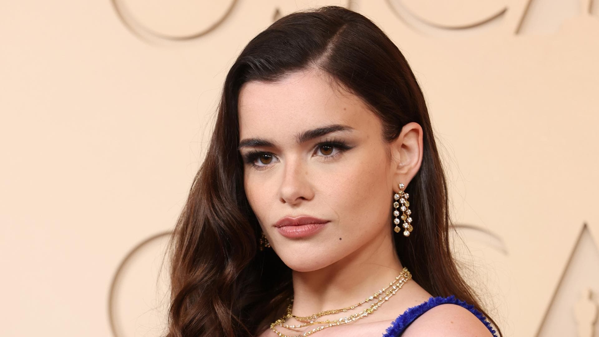 Barbie Ferreira bringt mit ihrem Oscar-Look den tiefen Seitenscheitel ...