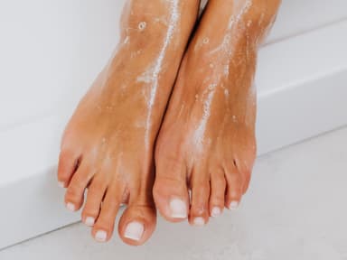 Weiß lackierte Fußnägel: So gelingt der Look