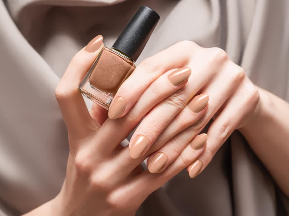 Nagel-Trend 2023: "Chocolate Milk Nails" ist der perfekte Alltags-Look ...