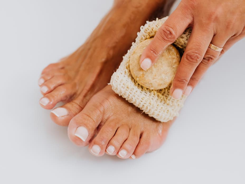 Weiß lackierte Fußnägel: So gelingt der Look