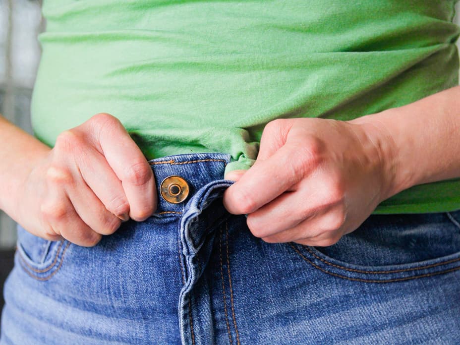 Jeans zu eng: Mit diesen 5 Tricks weitest du deine Hose