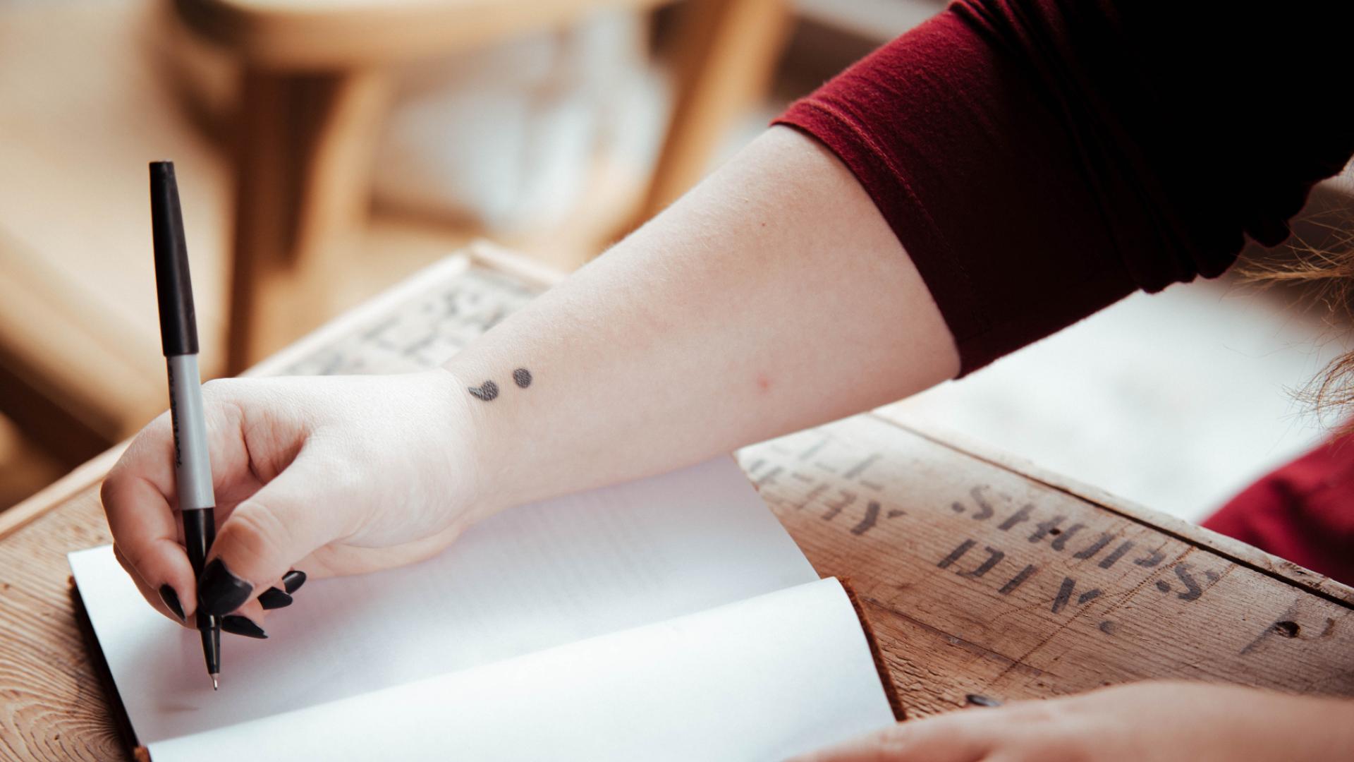 Semikolon Tattoo: Bedeutung und die schönsten Ideen