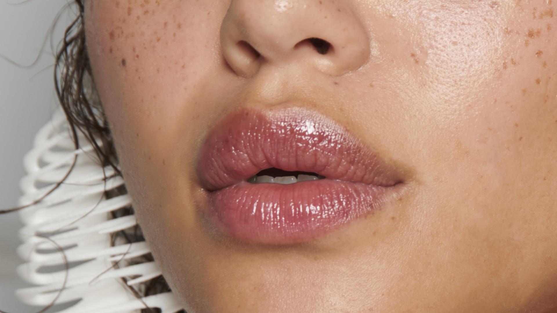 Beauty-Trend 2023: "Vinyl Lips" sorgen für weiche und volle Lippen
