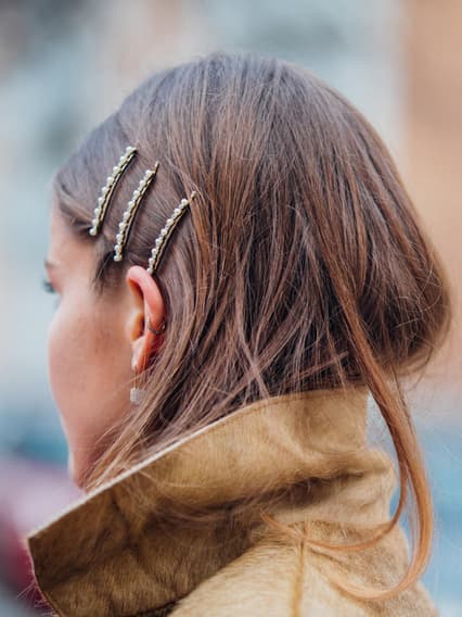 Frisuren mit Haarspangen: Diese Trends inspirieren