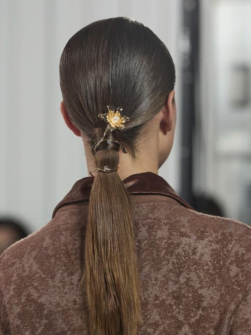 Der "Satin Ponytail" ist die eleganteste Art, einen Zopf zu tragen