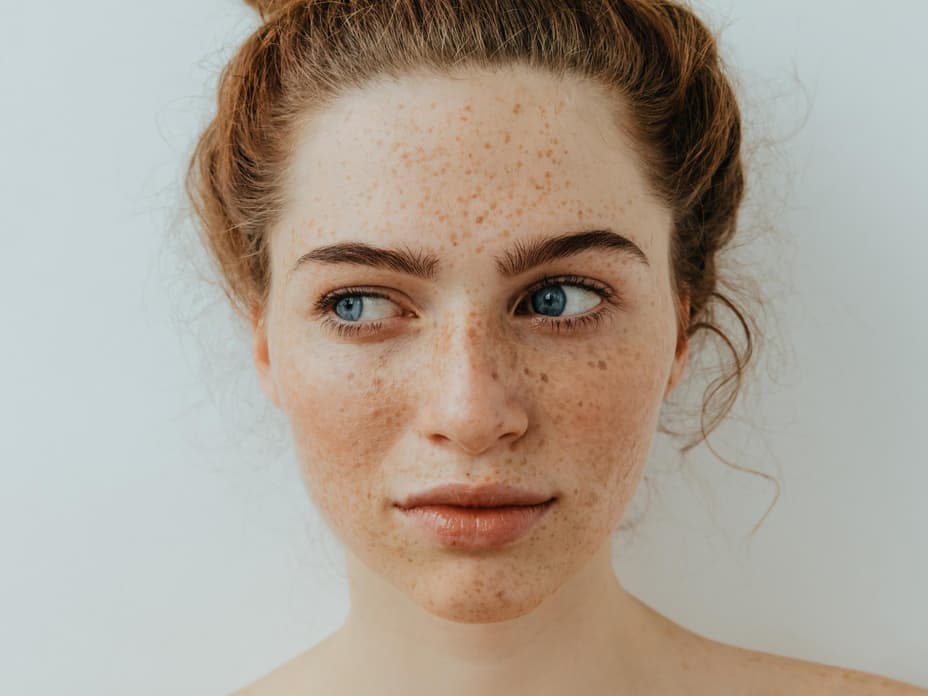 Sommersprossen Tattoo: Alles über die permanenten Freckles