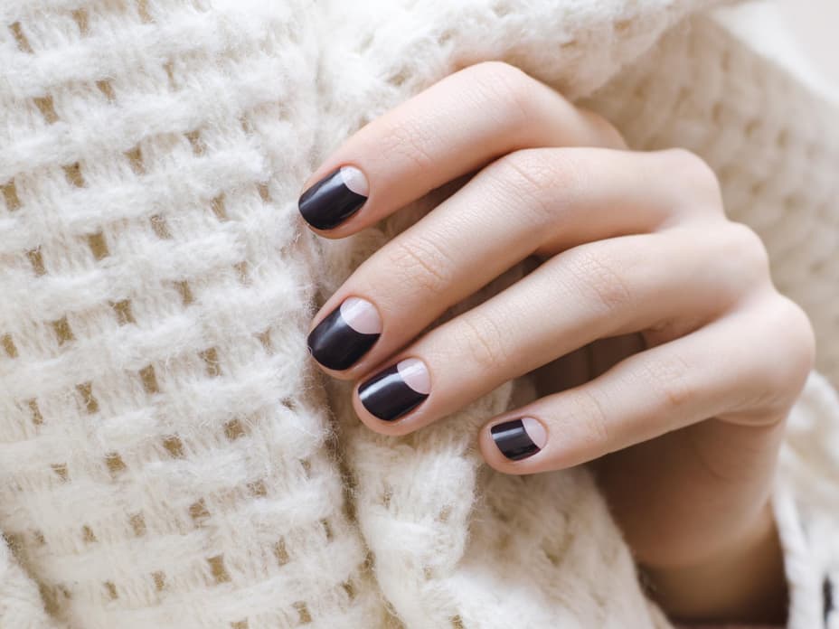 Nageltrends 2024: "Reverse French" Fingernägel sind die angesagte ...