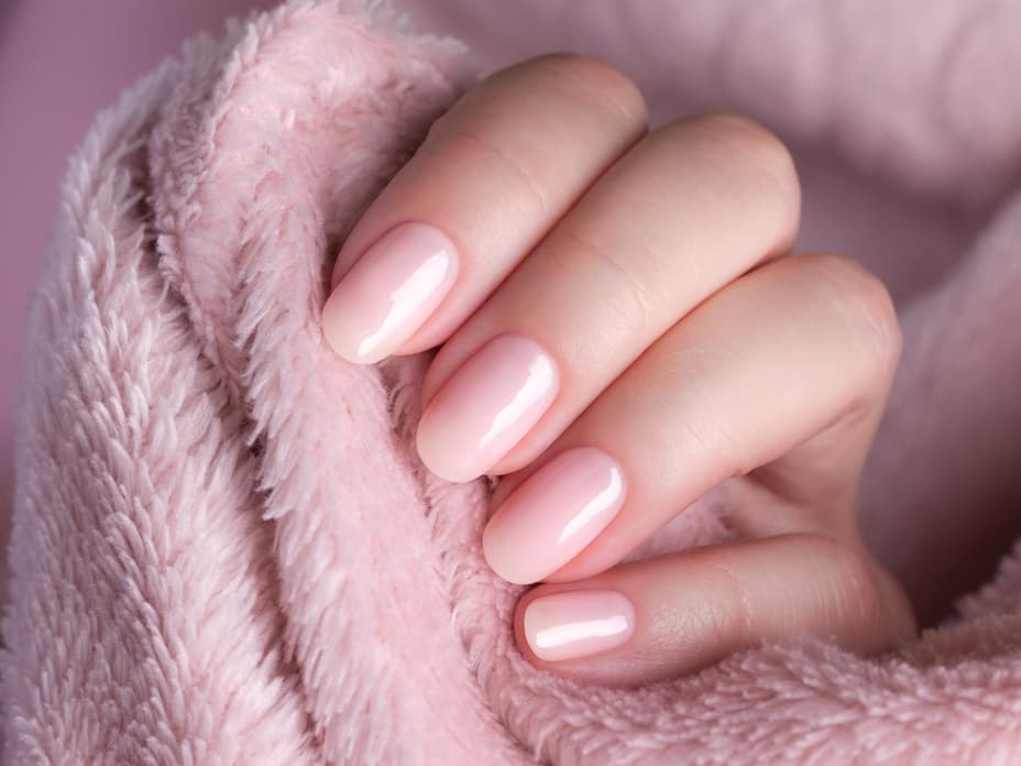 Nageltrends 2023: Fingernägel mit "Skandi Maniküre" passend zum Frühling