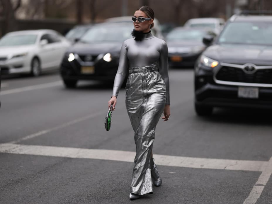 Metallic Look: So stylst du den futuristischen Trend richtig