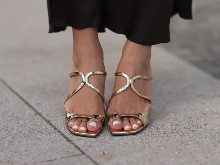 Weiß lackierte Fußnägel: So gelingt der Look