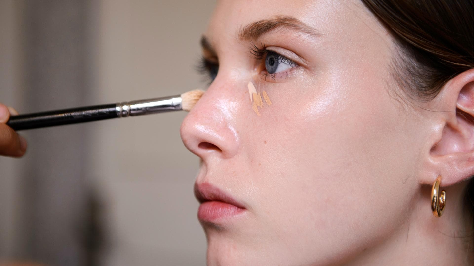 Mit dieser Schminktechnik benutzt ihr weniger Make-Up und seht ...