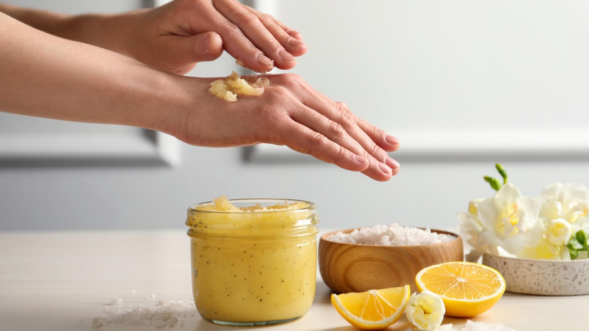 Handpeeling selber machen: Die besten Rezepte für seidig weiche Hände