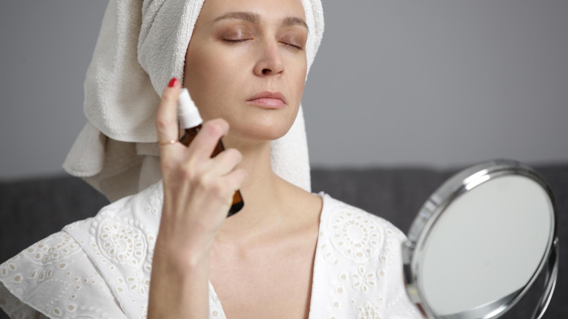 Fixing Spray: Anwendung und die 4 besten Produkte