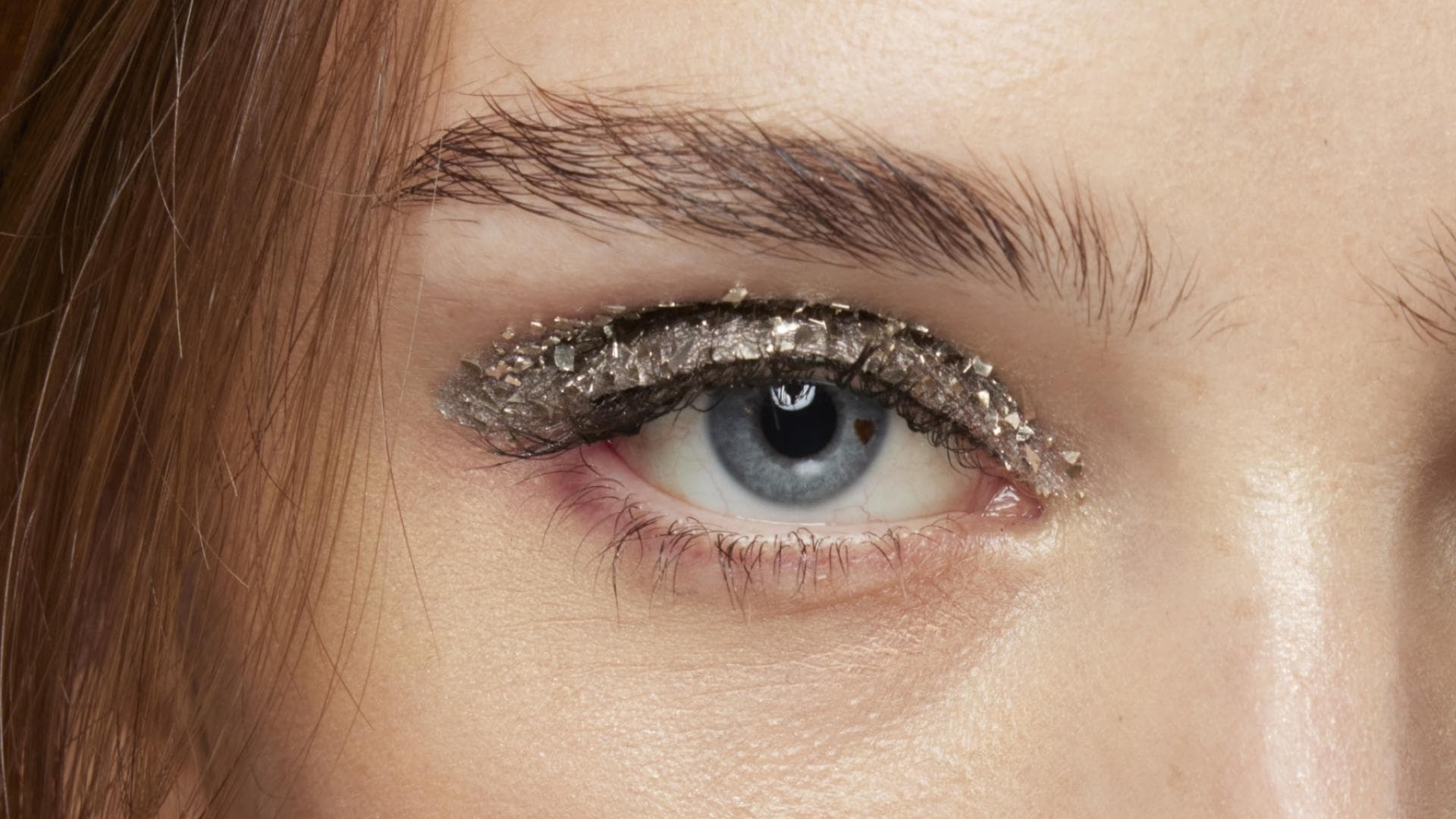 Beauty-Trend 2022: Mit der schimmernden "Glitter Cut Crease" bringst du ...