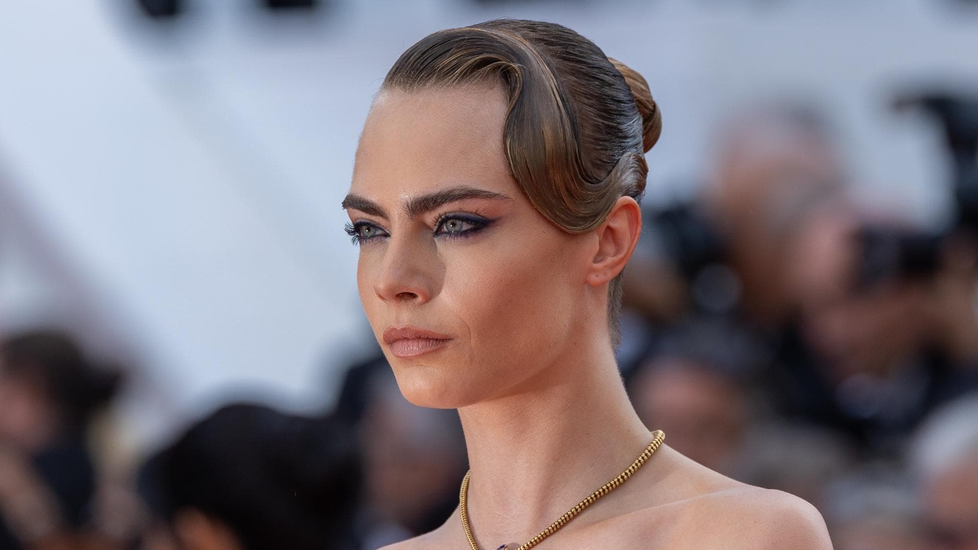 Frisuren-Trend 2023: "Lucky Loop Bun" à la Cara Delevingne
