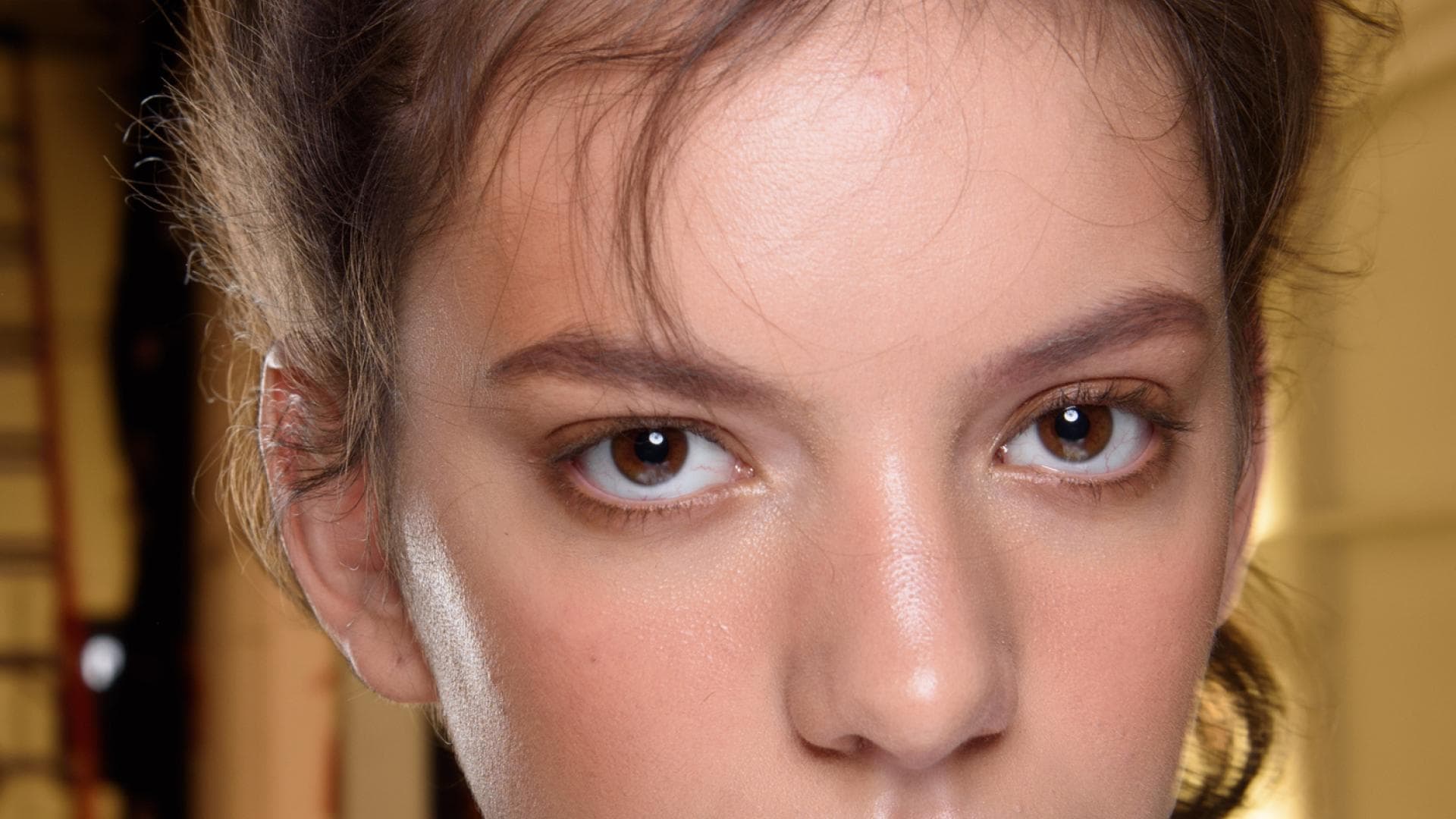 Hochsteckfrisur: seitlicher, hoher Dutt