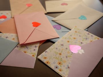 Liebesbrief: Mit diesen Tipps bringst du deine Gefühle aufs Papier